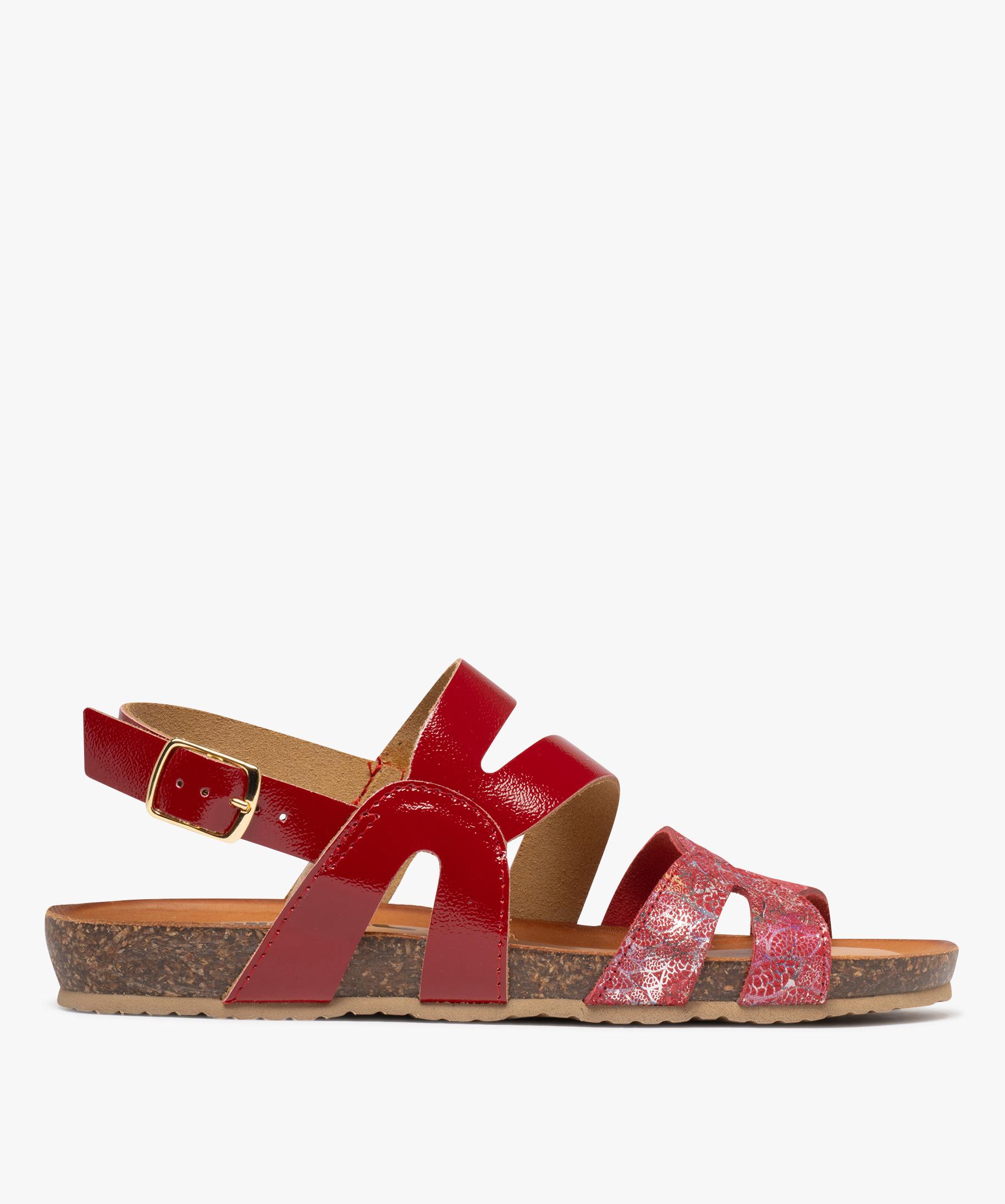 Sandales plates avec brides en cuir scintillantes et vernies... rouge ...