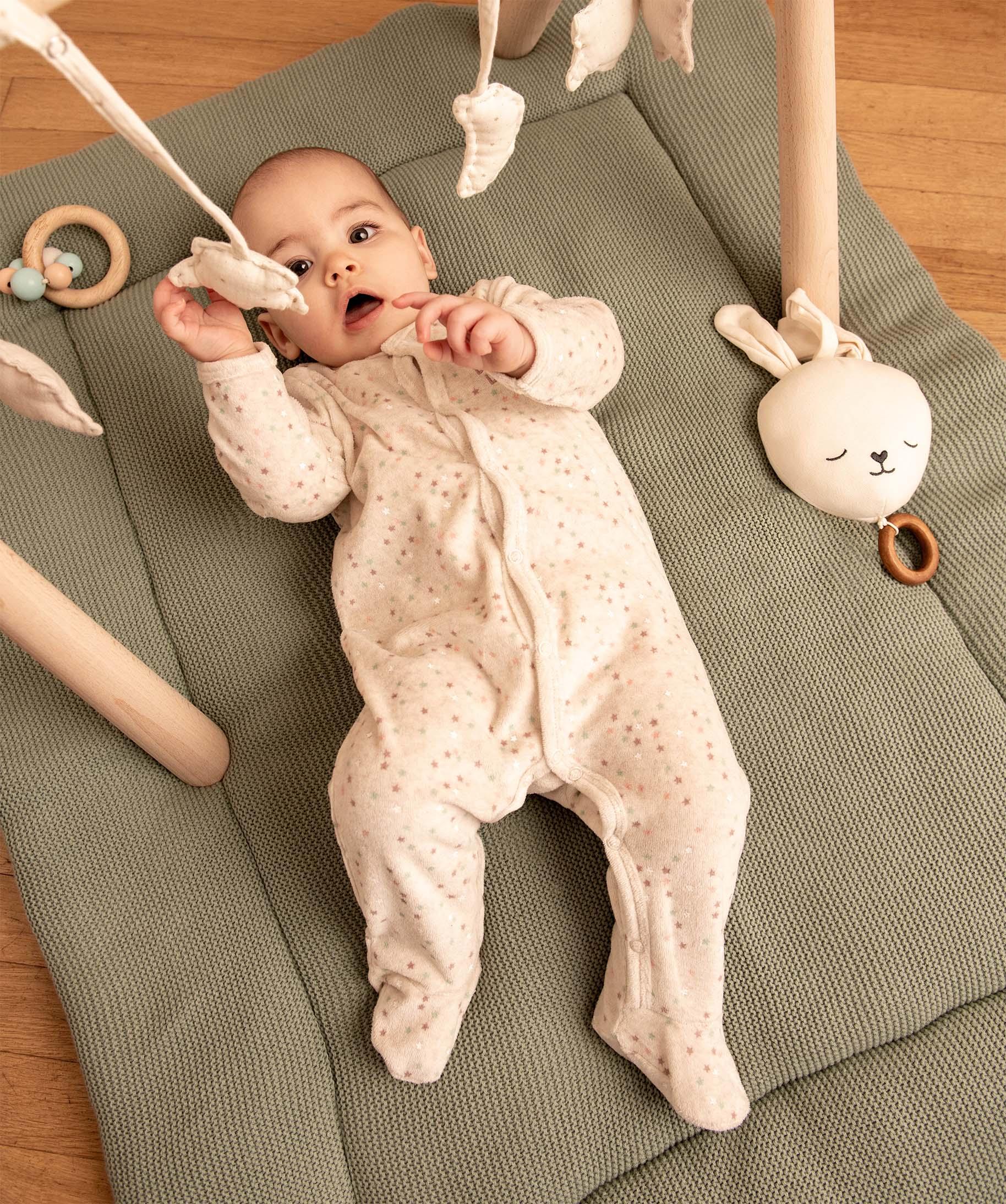 Pyjama bébé en velours ouvert devant avec motifs étoiles beige | GEMO