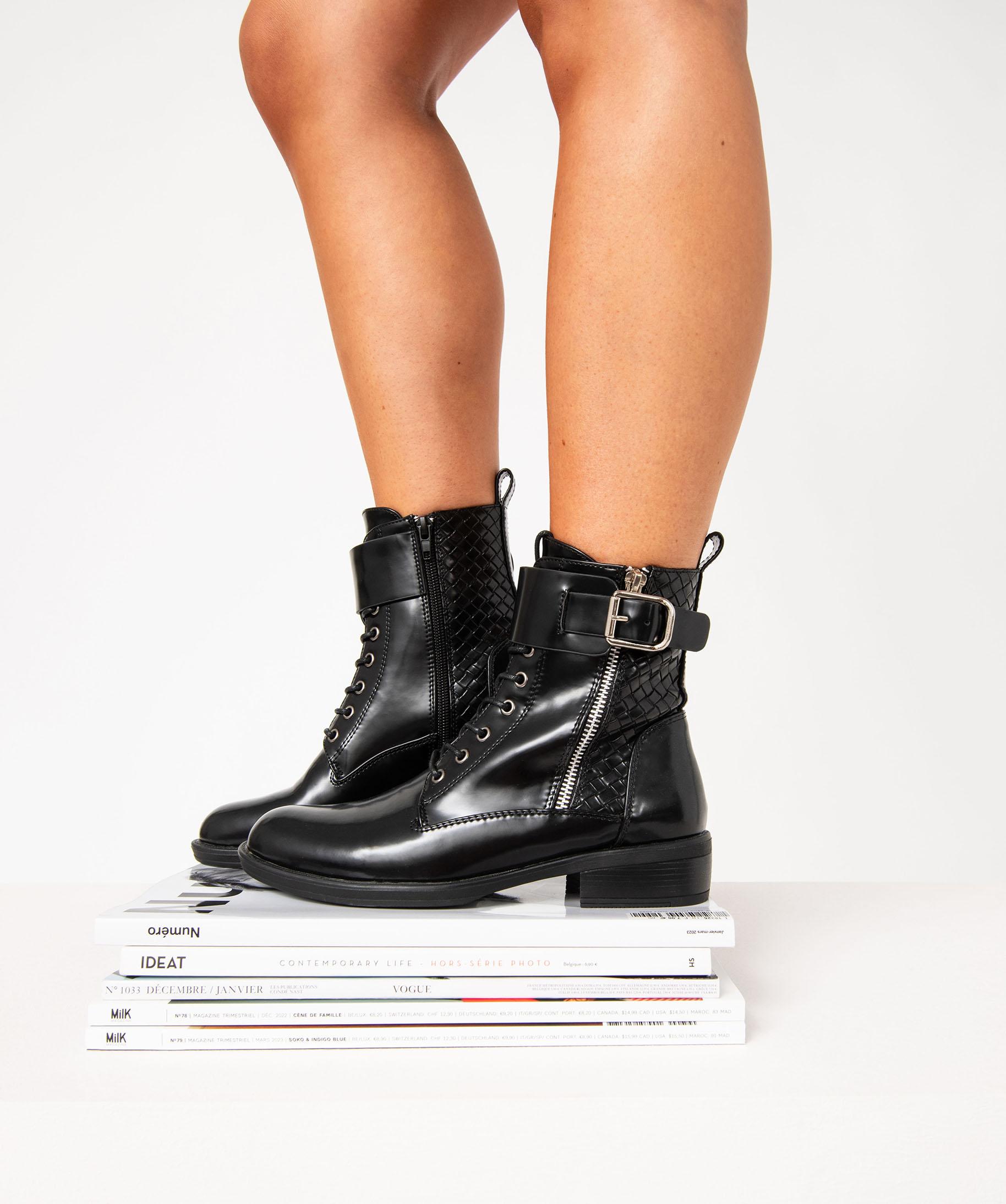 Boots femme vernies à talon plat avec zip et bride à boucle noir | GEMO