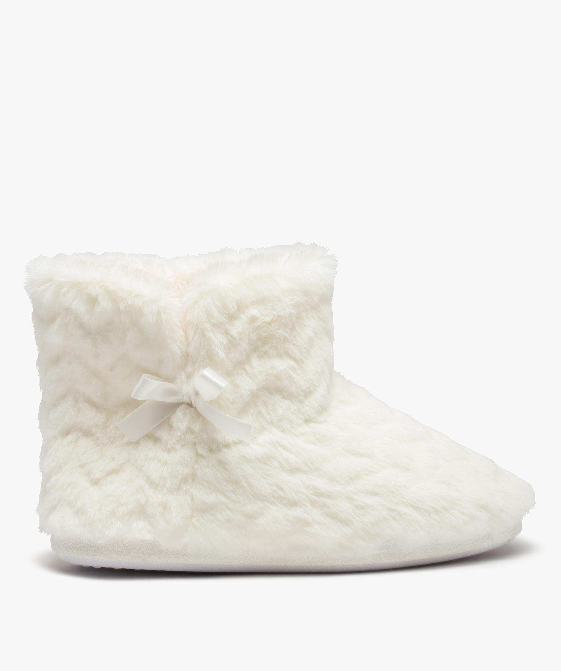 Chaussons femme en forme de boots fourrées unies blanc | GEMO
