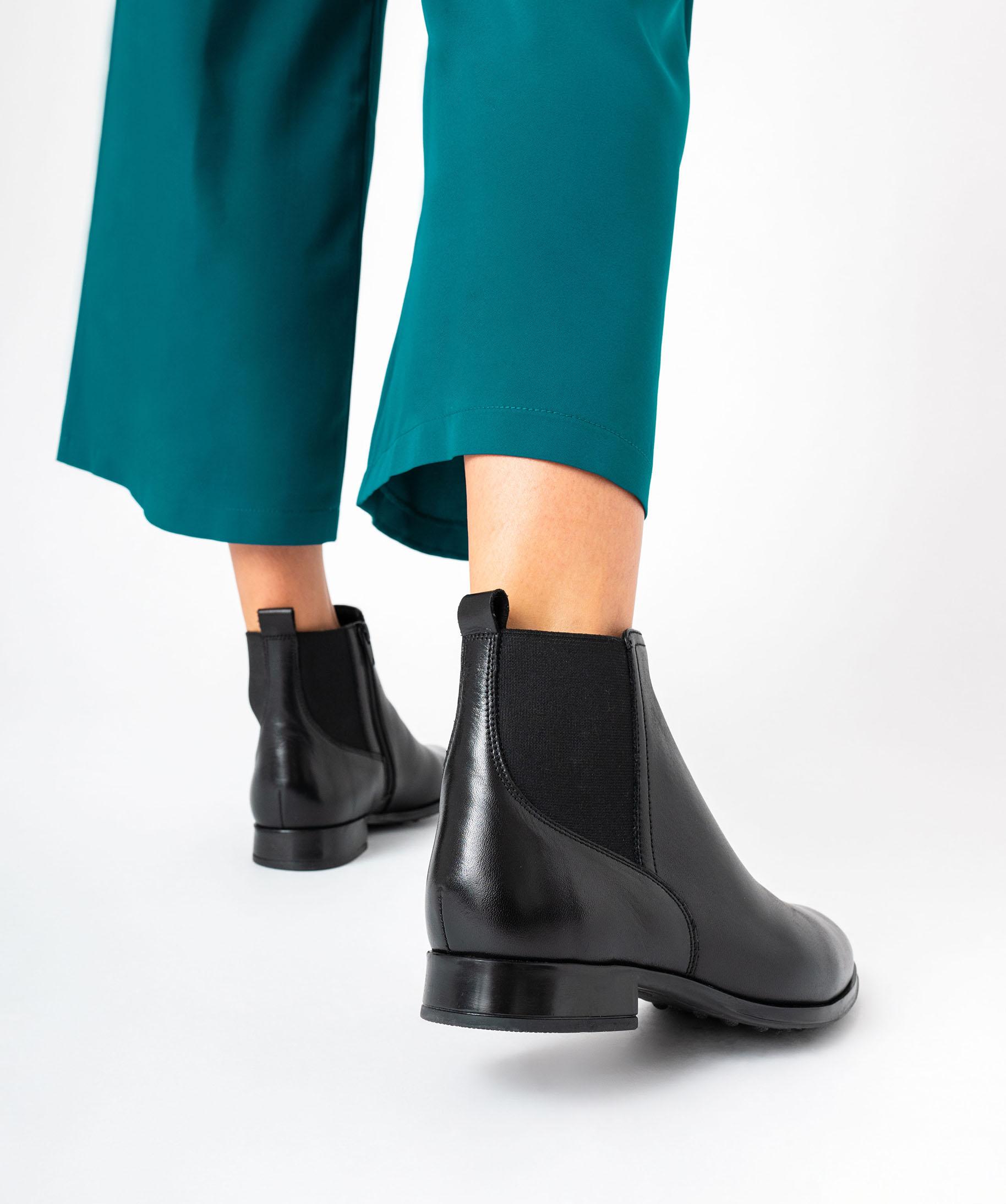 Bottines femme à talon plat dessus en cuir avec zip et bout... noir | GEMO
