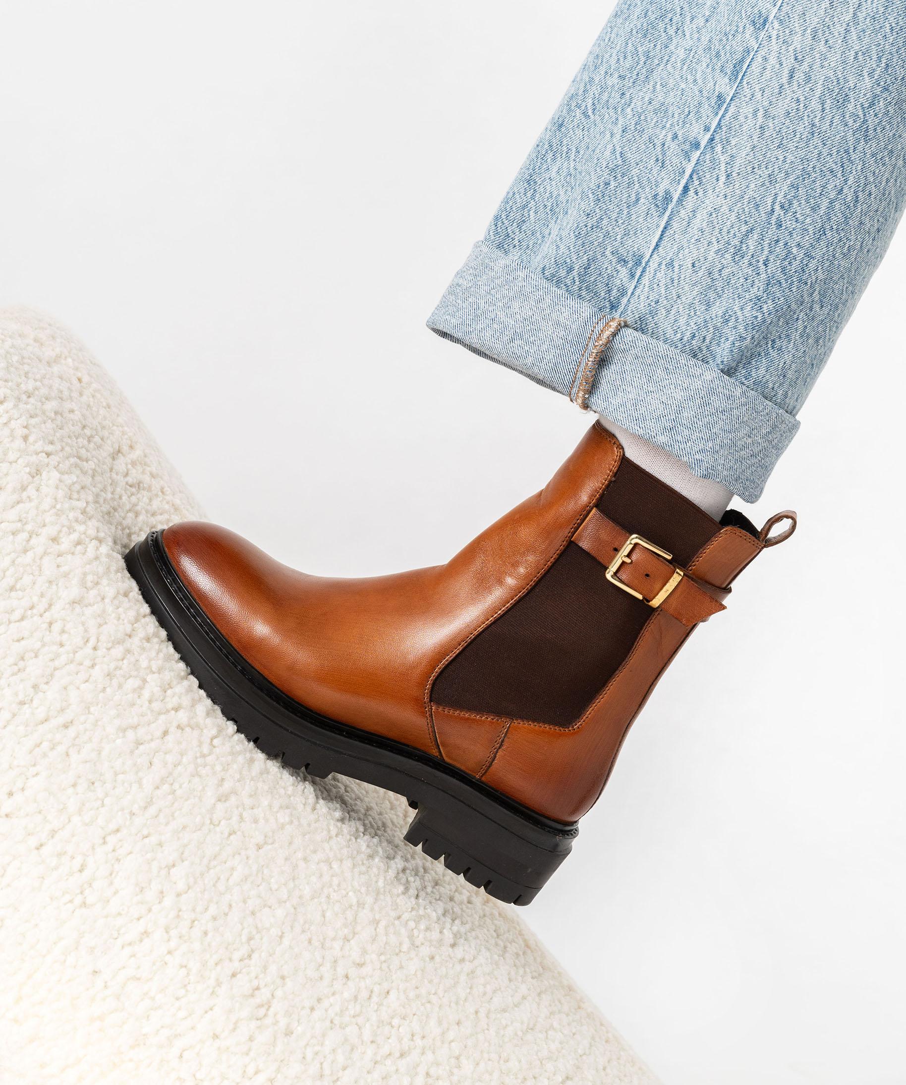 Boots femme dessus en cuirs style Chelsea à semelle crantée marron ...