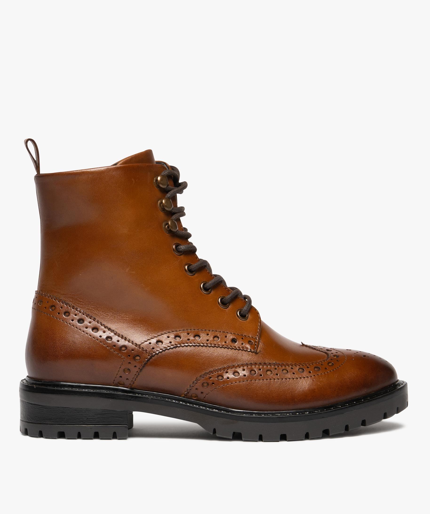 Boots femme mid-cut à bout golf fleuri dessus en cuir camel | GEMO
