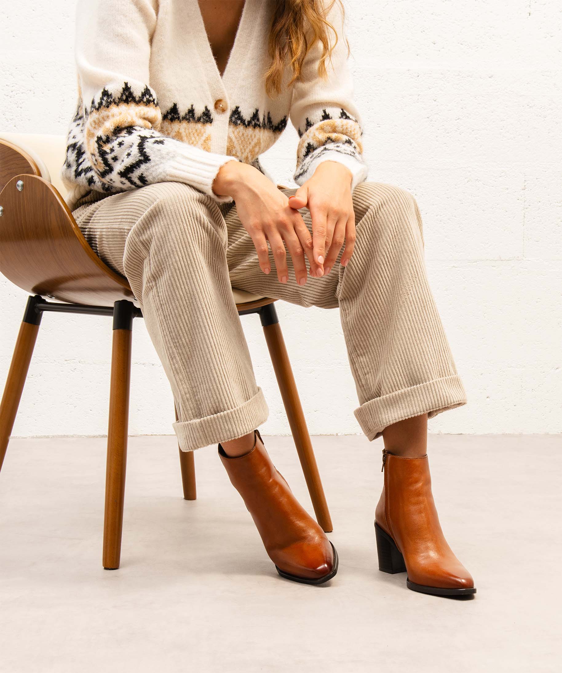 Boots femme en cuir uni à talon carré et bout pointu - Taneo camel | GEMO